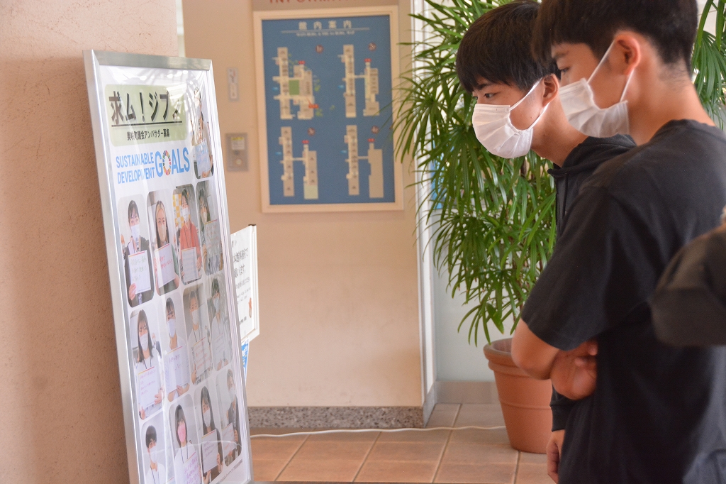 美咲町議会とさらなる連携強化に向けて、出身学生掲載の「議会アンバサダー」ポスターを受け取る｜お知らせ｜美作大学