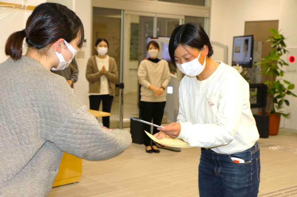 図書館ボランティア主催『しおりコンクール』表彰式を行いました。｜イベント｜美作大学