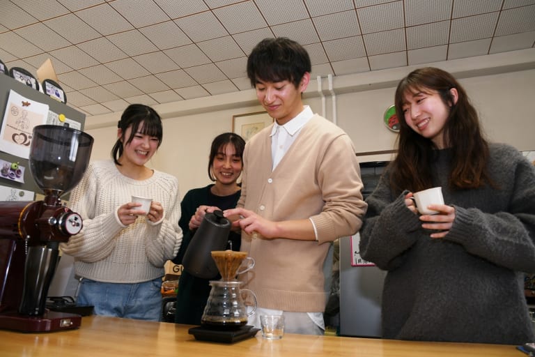 美作大学珈琲研究会の学生がブレンドした「Mimasaka University Blend」完成！販売開始！｜キャンパスライフ｜美作大学
