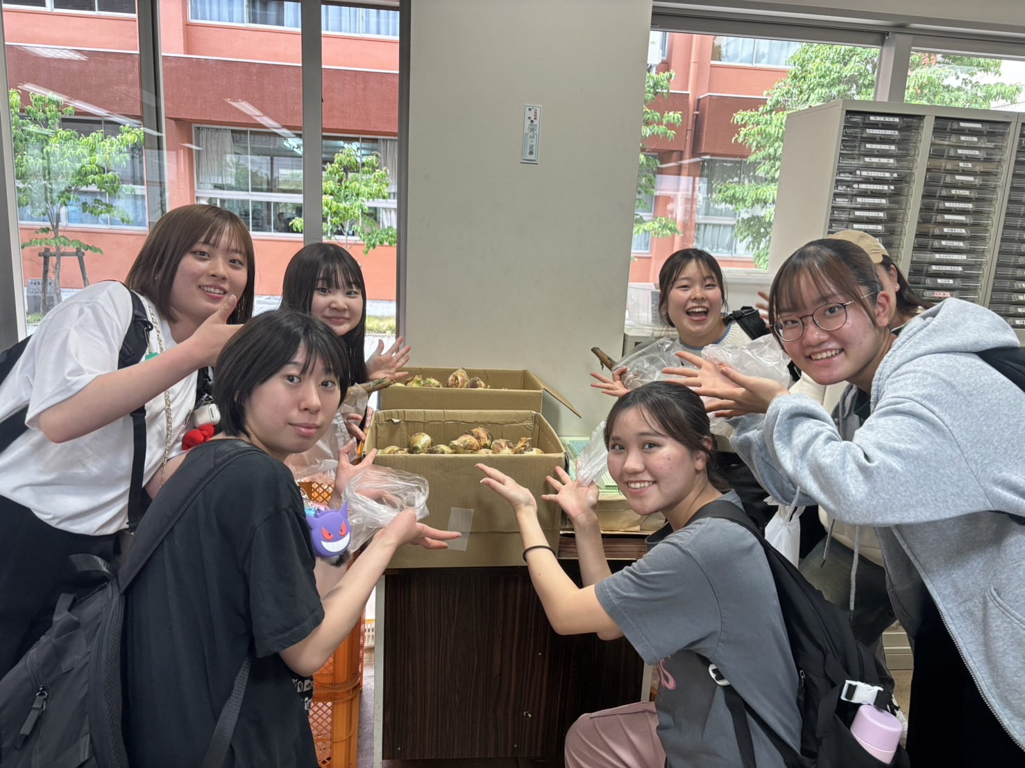 津山市内の農家さんと美咲町役場の方から「新玉ねぎ」をご提供いただきました｜お知らせ｜美作大学