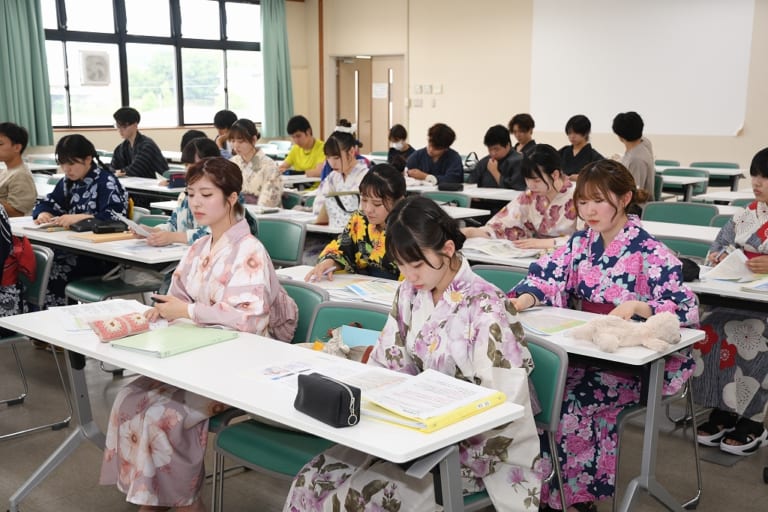美作大学夏の風物詩「七夕浴衣登校」を開催！七夕イベントも多くの学生で賑わう！｜イベント｜美作大学